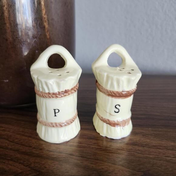 Kitchen | Vintage Hay Bale Ceramic Salt Pepper Shaker Set Novelty Decor ...